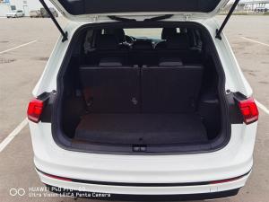 White Volkswagen Tiguan Allspace 2021 in Kaunas, with an engine capacity of 2.00 L and mileage of 144 thousand km for 19500 €, photo 7 on AUTOMOTO.COM.LV