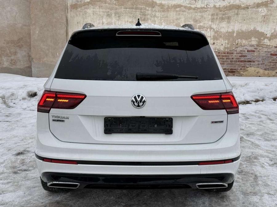 White Volkswagen Tiguan Allspace 2021 in Kaunas, with an engine capacity of 0.00 L and mileage of 161 thousand km for 24999 €, photo 5 on AUTOMOTO.COM.LV