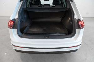 White Volkswagen Tiguan Allspace 2021 in Vilnius, with an engine capacity of 2.00 L and mileage of 196 thousand km for 20900 €, photo 24 on AUTOMOTO.COM.LV