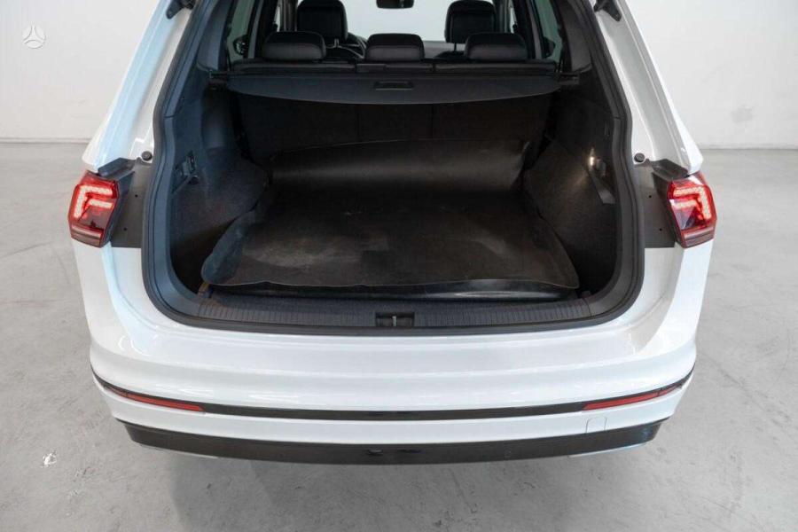 White Volkswagen Tiguan Allspace 2021 in Vilnius, with an engine capacity of 2.00 L and mileage of 196 thousand km for 20900 €, photo 24 on AUTOMOTO.COM.LV