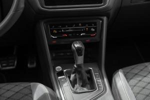 White Volkswagen Tiguan Allspace 2022 in Vilnius, with an engine capacity of 2.00 L and mileage of 66 thousand km for 28900 €, photo 14 on AUTOMOTO.COM.LV