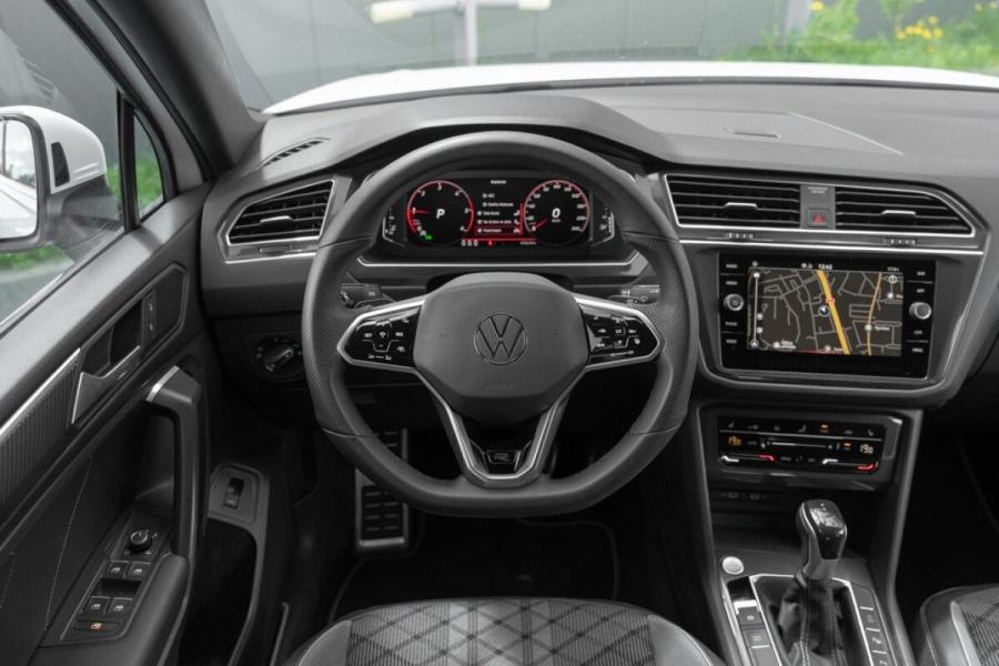 White Volkswagen Tiguan Allspace 2022 in Vilnius, with an engine capacity of 2.00 L and mileage of 66 thousand km for 28900 €, photo 23 on AUTOMOTO.COM.LV