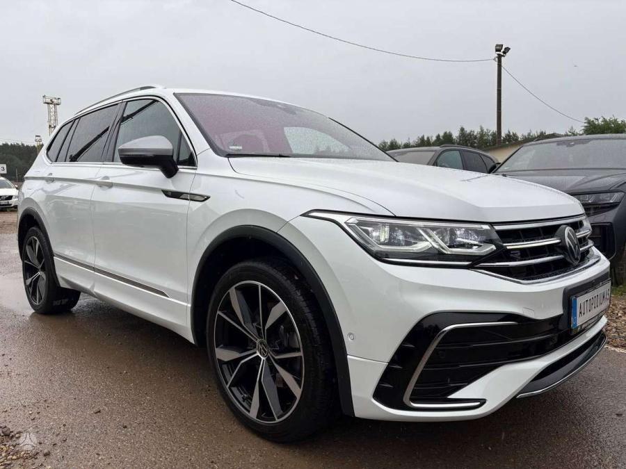 White Volkswagen Tiguan Allspace 2022 in Vilnius, with an engine capacity of 2.00 L and mileage of 130 thousand km for 29800 €, photo 3 on AUTOMOTO.COM.LV
