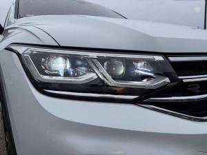 White Volkswagen Tiguan Allspace 2022 in Vilnius, with an engine capacity of 2.00 L and mileage of 130 thousand km for 29800 €, photo 4 on AUTOMOTO.COM.LV