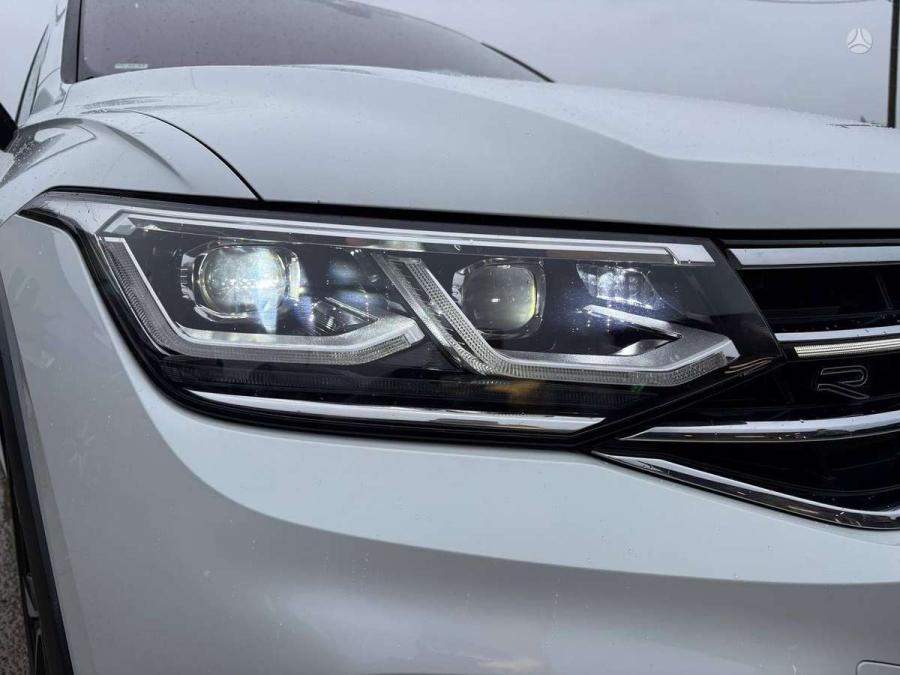 White Volkswagen Tiguan Allspace 2022 in Vilnius, with an engine capacity of 2.00 L and mileage of 130 thousand km for 29800 €, photo 4 on AUTOMOTO.COM.LV