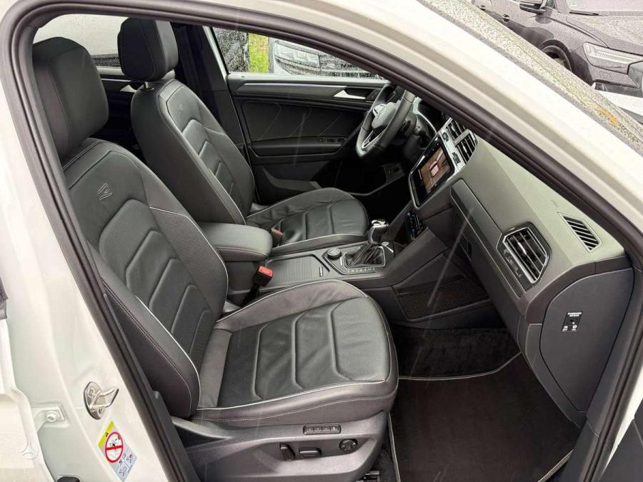 White Volkswagen Tiguan Allspace 2022 in Vilnius, with an engine capacity of 2.00 L and mileage of 130 thousand km for 29800 €, photo 20 on AUTOMOTO.COM.LV