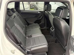 White Volkswagen Tiguan Allspace 2022 in Vilnius, with an engine capacity of 2.00 L and mileage of 130 thousand km for 29800 €, photo 21 on AUTOMOTO.COM.LV