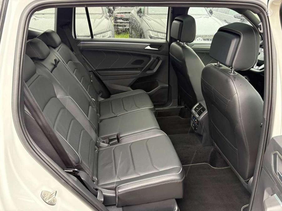 White Volkswagen Tiguan Allspace 2022 in Vilnius, with an engine capacity of 2.00 L and mileage of 130 thousand km for 29800 €, photo 21 on AUTOMOTO.COM.LV