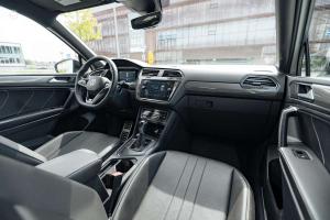 White Volkswagen Tiguan Allspace 2022 in Klaipeda, with an engine capacity of 2.00 L and mileage of 31 thousand km for 23800 €, photo 28 on AUTOMOTO.COM.LV