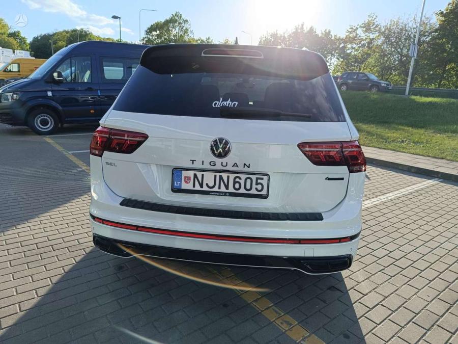 White Volkswagen Tiguan Allspace 2023 in Vilnius, with an engine capacity of 1.98 L and mileage of 16 thousand km for 32500 €, photo 5 on AUTOMOTO.COM.LV