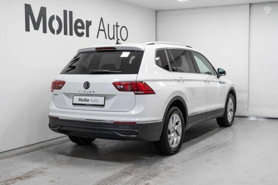 White Volkswagen Tiguan Allspace 2024 in Vilnius, with an engine capacity of 1.50 L and mileage of 32 thousand km for 30900 €, photo 4 on AUTOMOTO.COM.LV