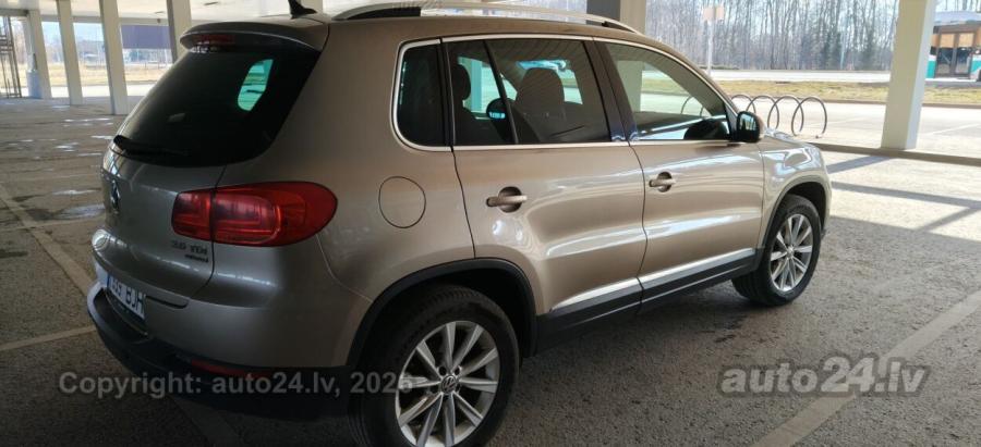 Smilšu krāsa Volkswagen Tiguan 2013 Tallina, ar dzinēja tilpumu 2.00 L un nobraukumu 237 tūkst. km par 10000 €, foto 20 vietnē AUTOMOTO.COM.LV