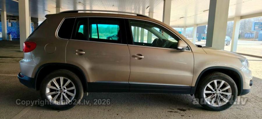 Smilšu krāsa Volkswagen Tiguan 2013 Tallina, ar dzinēja tilpumu 2.00 L un nobraukumu 237 tūkst. km par 10000 €, foto 21 vietnē AUTOMOTO.COM.LV