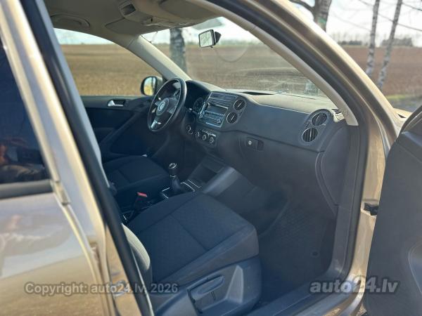 Smilšu krāsa Volkswagen Tiguan 2013 Tartu, ar dzinēja tilpumu 1.40 L un nobraukumu 74 tūkst. km par 9900 €, foto 6 vietnē AUTOMOTO.COM.LV