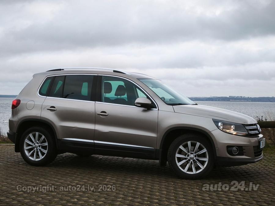 Smilšu krāsa Volkswagen Tiguan 2015 Tallina, ar dzinēja tilpumu 1.40 L un nobraukumu 107 tūkst. km par 12900 €, foto 3 vietnē AUTOMOTO.COM.LV