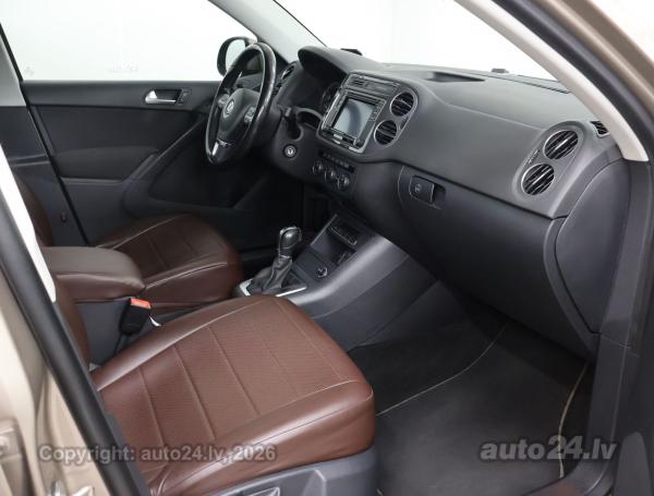 Beige Volkswagen Tiguan 2016 in Tallinn, with an engine capacity of 1.40 L and mileage of 85 thousand km for 11900 €, photo 9 on AUTOMOTO.COM.LV