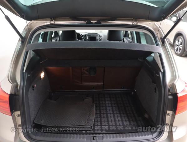 Beige Volkswagen Tiguan 2016 in Tallinn, with an engine capacity of 1.40 L and mileage of 85 thousand km for 11900 €, photo 10 on AUTOMOTO.COM.LV