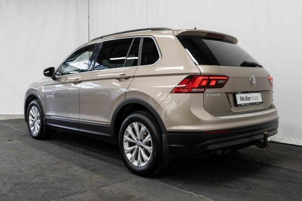 Beige Volkswagen Tiguan 2018 in Tallinn, with an engine capacity of 2.00 L and mileage of 143 thousand km for 18500 €, photo 3 on AUTOMOTO.COM.LV