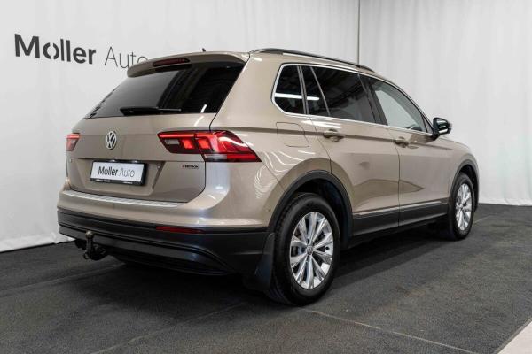 Beige Volkswagen Tiguan 2018 in Tallinn, with an engine capacity of 2.00 L and mileage of 143 thousand km for 18500 €, photo 5 on AUTOMOTO.COM.LV