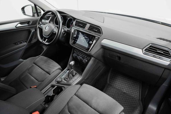 Beige Volkswagen Tiguan 2018 in Tallinn, with an engine capacity of 2.00 L and mileage of 143 thousand km for 18500 €, photo 7 on AUTOMOTO.COM.LV