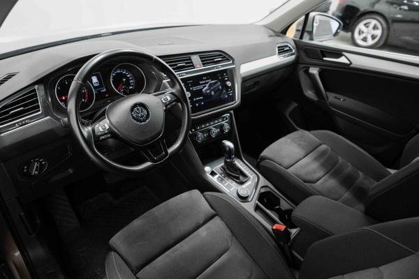 Beige Volkswagen Tiguan 2018 in Tallinn, with an engine capacity of 2.00 L and mileage of 143 thousand km for 18500 €, photo 8 on AUTOMOTO.COM.LV