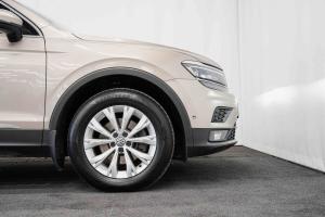 Smilšu krāsa Volkswagen Tiguan 2018 Tallina, ar dzinēja tilpumu 2.00 L un nobraukumu 143 tūkst. km par 18500 €, foto 17 vietnē AUTOMOTO.COM.LV