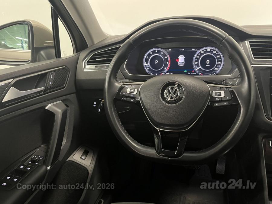 Beige Volkswagen Tiguan 2018 in Tallinn, with an engine capacity of 2.00 L and mileage of 240 thousand km for 15400 €, photo 10 on AUTOMOTO.COM.LV