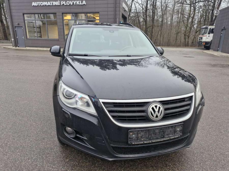 Black Volkswagen Tiguan 2008 in Utena, with an engine capacity of 1.97 L and mileage of 255 thousand km for 5650 €, photo 1 on AUTOMOTO.COM.LV