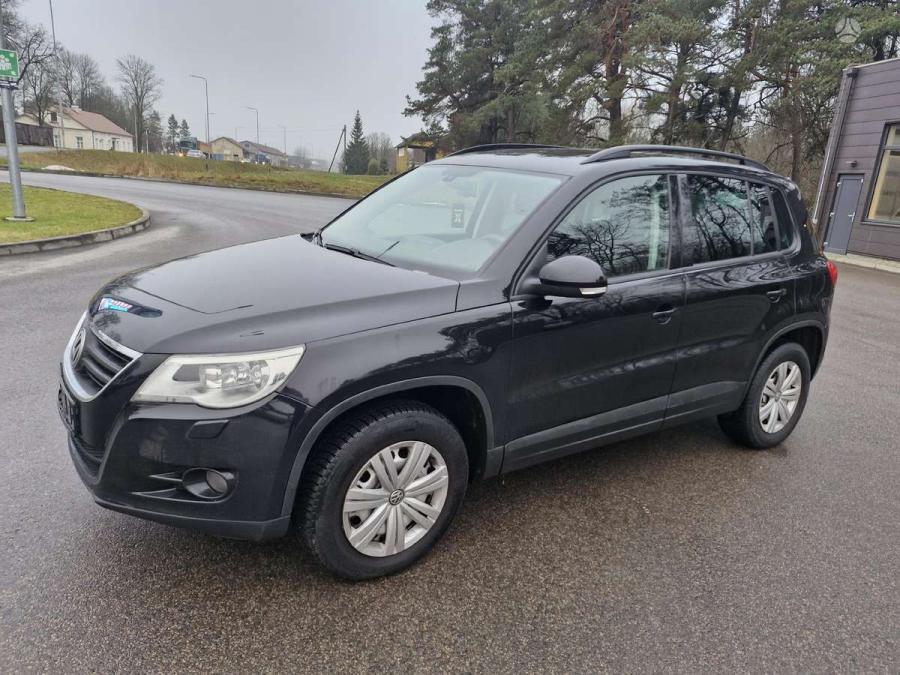 Black Volkswagen Tiguan 2008 in Utena, with an engine capacity of 1.97 L and mileage of 255 thousand km for 5650 €, photo 4 on AUTOMOTO.COM.LV
