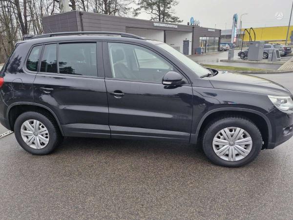 Black Volkswagen Tiguan 2008 in Utena, with an engine capacity of 1.97 L and mileage of 255 thousand km for 5650 €, photo 5 on AUTOMOTO.COM.LV