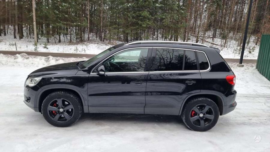 Black Volkswagen Tiguan 2008 in Vilnius, with an engine capacity of 2.00 L and mileage of 160 thousand km for 6150 €, photo 4 on AUTOMOTO.COM.LV