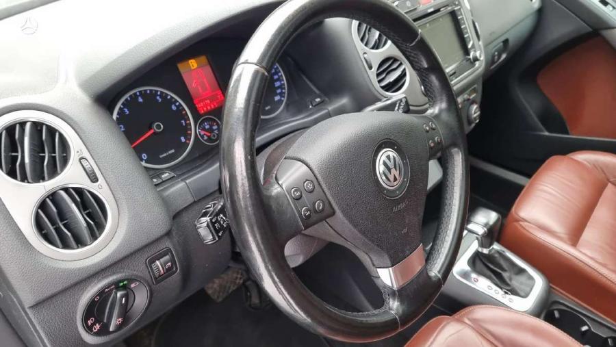 Black Volkswagen Tiguan 2008 in Vilnius, with an engine capacity of 2.00 L and mileage of 160 thousand km for 6150 €, photo 11 on AUTOMOTO.COM.LV