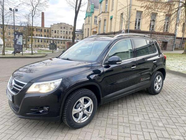 Melns Volkswagen Tiguan 2008 Šauļi, ar dzinēja tilpumu 2.00 L un nobraukumu 300 tūkst. km par 6150 €, foto 1 vietnē AUTOMOTO.COM.LV