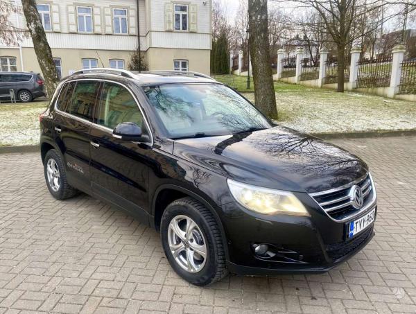 Melns Volkswagen Tiguan 2008 Šauļi, ar dzinēja tilpumu 2.00 L un nobraukumu 300 tūkst. km par 6150 €, foto 2 vietnē AUTOMOTO.COM.LV