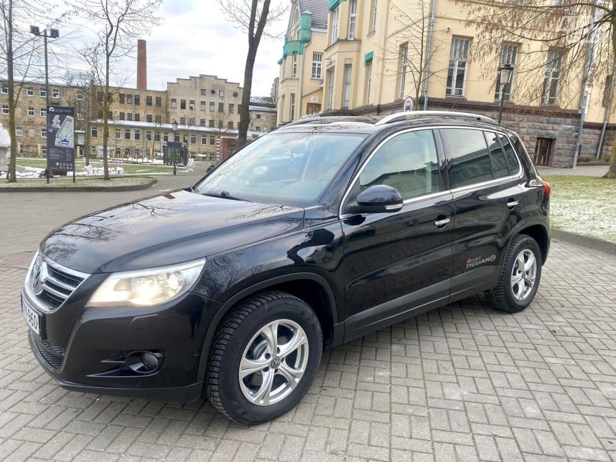 Melns Volkswagen Tiguan 2008 Šauļi, ar dzinēja tilpumu 2.00 L un nobraukumu 300 tūkst. km par 6150 €, foto 1 vietnē AUTOMOTO.COM.LV