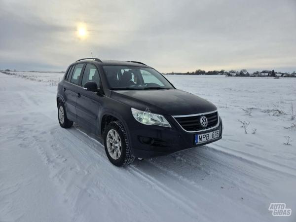 Melns Volkswagen Tiguan 2008 Telšiai, ar dzinēja tilpumu 2.00 L un nobraukumu 411 tūkst. km par 3650 €, foto 3 vietnē AUTOMOTO.COM.LV