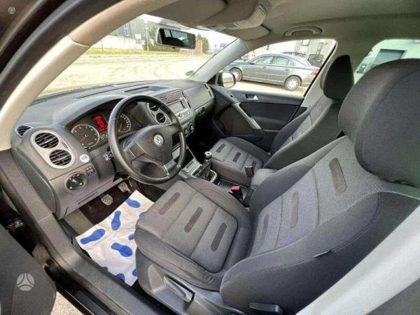 Black Volkswagen Tiguan 2008 in Siauliai, with an engine capacity of 1.39 L and mileage of 190 thousand km for 4900 €, photo 11 on AUTOMOTO.COM.LV