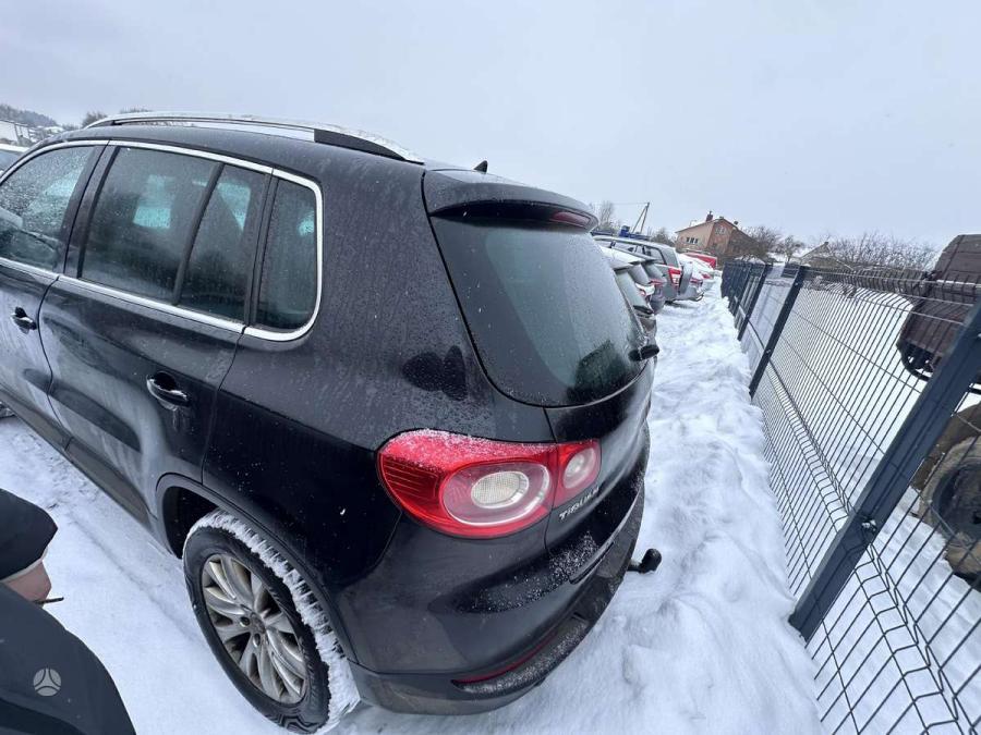 Black Volkswagen Tiguan 2008 in Vilnius, with an engine capacity of 1.98 L and mileage of 362 thousand km for 3950 €, photo 5 on AUTOMOTO.COM.LV