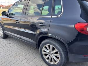Melns Volkswagen Tiguan 2008 Klaipėda, ar dzinēja tilpumu 2.00 L un nobraukumu 450 tūkst. km par 2350 €, foto 6 vietnē AUTOMOTO.COM.LV
