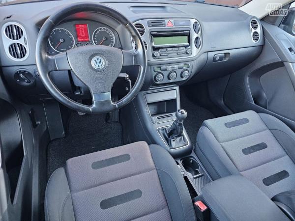 Black Volkswagen Tiguan 2008 in Kretinga, with an engine capacity of 1.40 L and mileage of 219 thousand km for 5499 €, photo 6 on AUTOMOTO.COM.LV