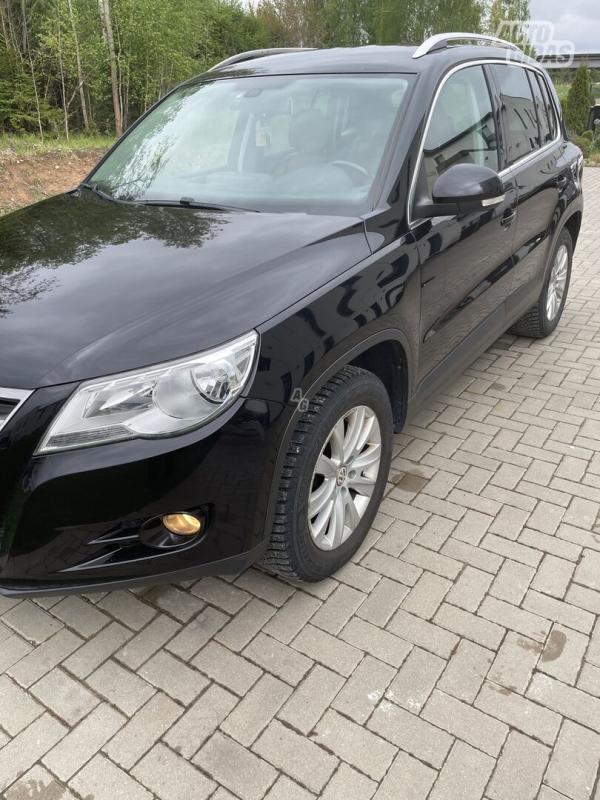 Black Volkswagen Tiguan 2008 in Vilnius, with an engine capacity of 2.00 L and mileage of 334 thousand km for 5300 €, photo 3 on AUTOMOTO.COM.LV