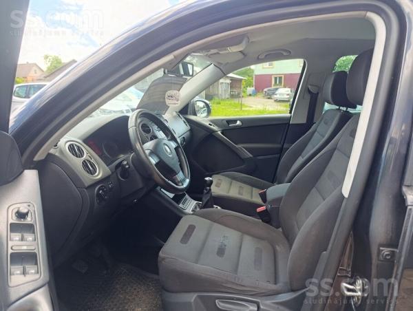 Black Volkswagen Tiguan 2008 in Rezekne, with an engine capacity of 2.00 L and mileage of 331 thousand km for 4200 €, photo 8 on AUTOMOTO.COM.LV