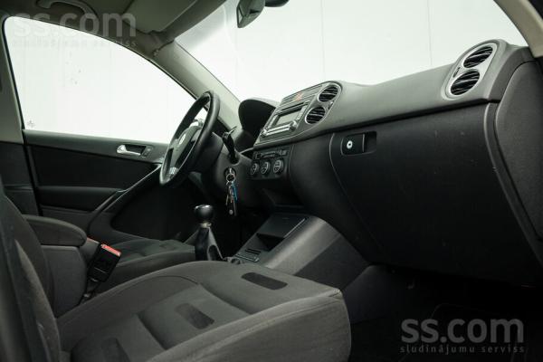 Melns Volkswagen Tiguan 2008 Jelgava, ar dzinēja tilpumu 2.00 L un nobraukumu 332 tūkst. km par 5300 €, foto 7 vietnē AUTOMOTO.COM.LV
