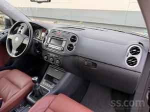 Black Volkswagen Tiguan 2008 in Riga, with an engine capacity of 2.00 L and mileage of 255 thousand km for 6850 €, photo 23 on AUTOMOTO.COM.LV