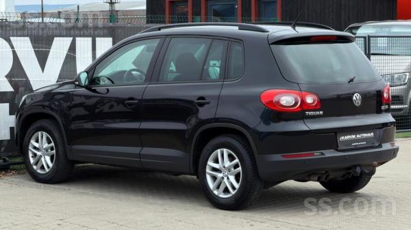 Black Volkswagen Tiguan 2008 in Liepaja, with an engine capacity of 2.00 L and mileage of 365 thousand km for 5550 €, photo 6 on AUTOMOTO.COM.LV