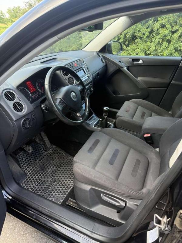 Black Volkswagen Tiguan 2008 in Ukmerge, with an engine capacity of 1.97 L and mileage of 202 thousand km for 3000 €, photo 5 on AUTOMOTO.COM.LV