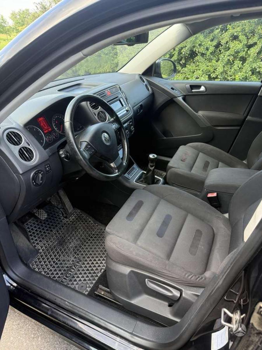 Black Volkswagen Tiguan 2008 in Ukmerge, with an engine capacity of 1.97 L and mileage of 202 thousand km for 3000 €, photo 6 on AUTOMOTO.COM.LV