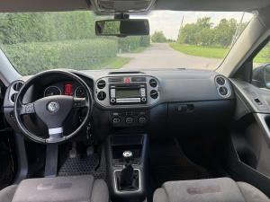 Black Volkswagen Tiguan 2008 in Ukmerge, with an engine capacity of 1.97 L and mileage of 202 thousand km for 3000 €, photo 8 on AUTOMOTO.COM.LV