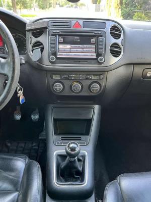Melns Volkswagen Tiguan 2008 Panevēža, ar dzinēja tilpumu 2.00 L un nobraukumu 238 tūkst. km par 4300 €, foto 13 vietnē AUTOMOTO.COM.LV
