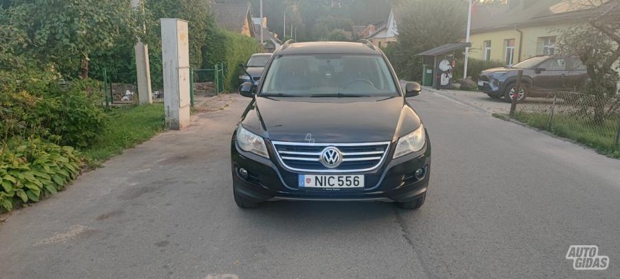 Black Volkswagen Tiguan 2008 in Vilnius, with an engine capacity of 2.00 L and mileage of 350 thousand km for 4390 €, photo 3 on AUTOMOTO.COM.LV